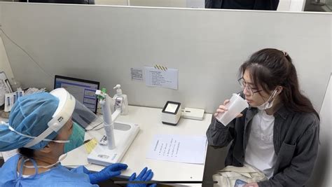 上海吸入式新冠疫苗接种者：接种过程简单无痛，吸口气就结束了浦江头条澎湃新闻 The Paper