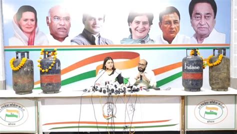 रागिनी नायक ने गैस सिलेंडर को माला पहनाकर दी श्रद्धांजलि