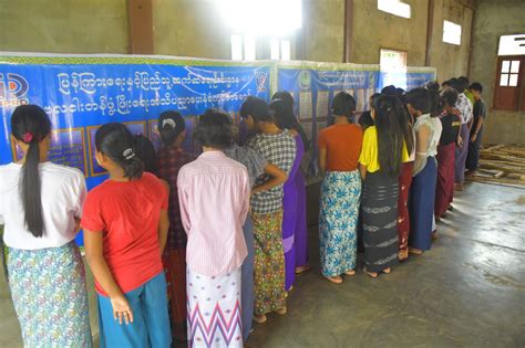 လယ်ဝေးမြို့နယ်၊ သပြေပင်ကျေးရွာ အလင်းသစ်စာကြည့်တိုက်တွင် စာဖတ်ရှိန်မြှင့