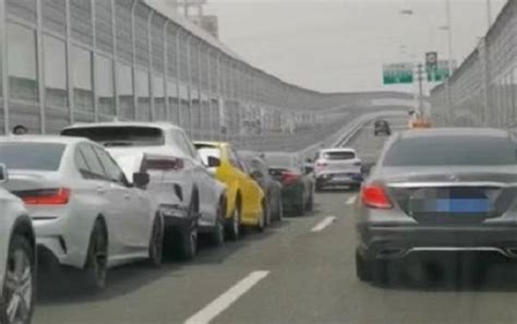 虹梅高架路上6车追尾 无人员伤亡事故车辆碰撞