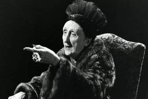 瑪麗蓮夢露也欣賞她英國女詩人伊迪絲西特維爾 Edith Sitwell別說我奇裝異服我認為自己很有 style女作家們的衣櫥