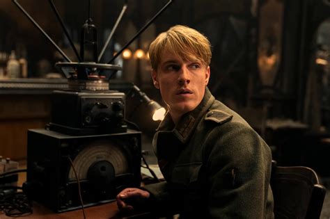 Tutta La Luce Che Non Vediamo Recensione Della Serie Netflix