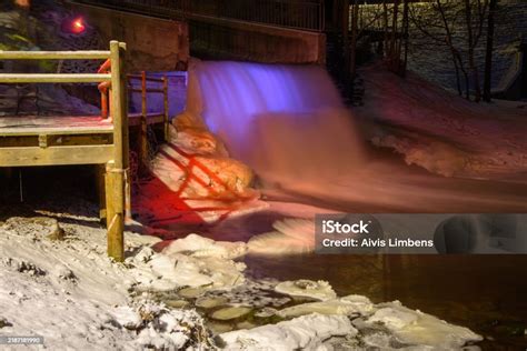 은은한 파란색과 노란색 조명으로 빛나는 밤의 폭포는 얼음 눈 다리 난간의 그림자로 둘러싸여 있습니다 0명에 대한 스톡 사진 및 기타 이미지 Istock