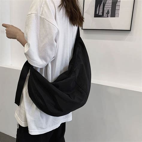 데일리나인 DNyne 여성 반달 하프문 크로스백 슬링백 보부상 나일론 가방 반달백 크로와상백 숄더백 여자 가방 캐쥬얼백