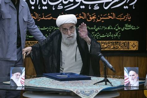 فرارو تصاویر لحظه امضای اعتبارنامه پزشکیان توسط احمد جنتی