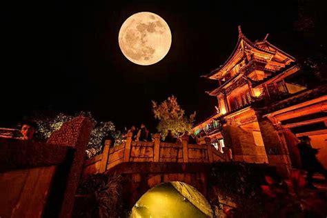 中秋赏月图一家人赏月图片 伤感说说吧