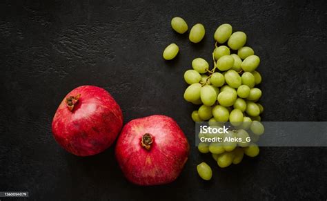 잘 익은 석류와 텍스트를위한 어두운 배경 공간에 녹색 포도의 무리 0명에 대한 스톡 사진 및 기타 이미지 0명 가을