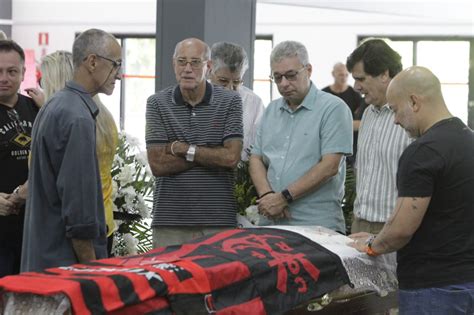 a presença de Gerson outros amigos e familiares corpo de Gilson