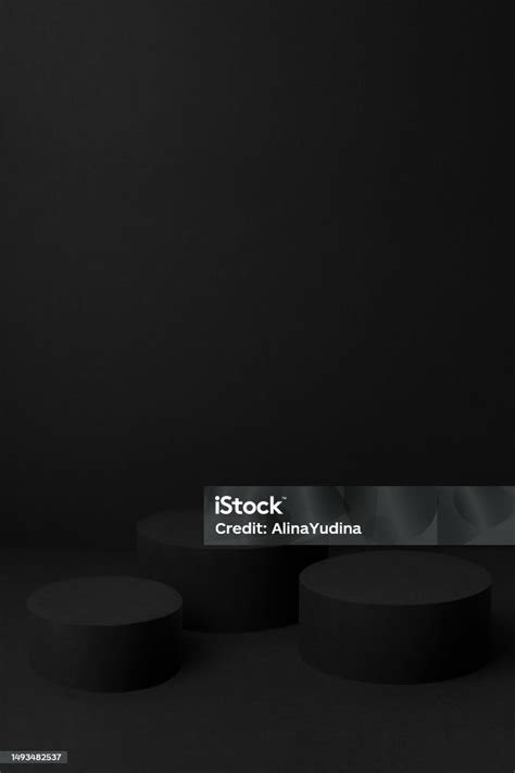 프리젠테이션 화장품 상품 광고 디자인 부드러운 그라데이션이 있는 텍스트 트렌디한 절묘한 심플 스타일 수직 복사 공간을 위한 3개의 실린더 연단 모형이 있는 추상적인 검은색