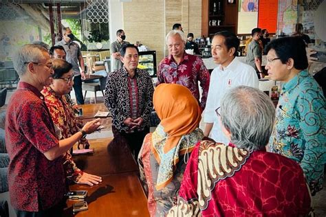 Jokowi Temui Teman Semasa Kuliah Di Ugm Ditunjukkan Foto Saat Wisuda Kumparan