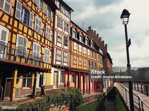 다채로운 낭만적 인 도시 스트라스부르 프랑스 알자스 강 근처의 전통 가옥 중세 주택 외관 유서 깊은 마을 아름답고 목가적인 건축물 0명에 대한 스톡 사진 및 기타 이미지