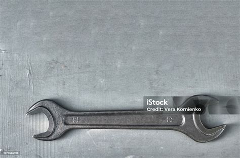 회색 페인트 나무 표면에 렌치 수동 작업을 위한 금속 도구 0명에 대한 스톡 사진 및 기타 이미지 0명 강철 공학