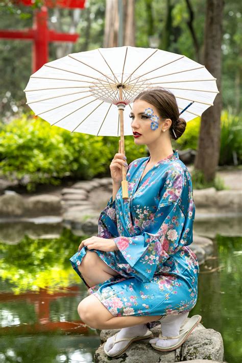 게이샤 스타일 경치가 좋은 계절 고요한 공원 기모노 꽃 무늬 독특한 복장 동양 메이크업 모델 문화 바위 반사 봄 사쿠라 패턴 선 가든 수직