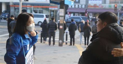 4년간 뭐 했느냐” 민주 이소영 유세장서 당원 간 항의·몸싸움 소동