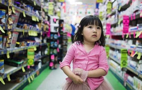 5岁小女孩儿去超市，拿了一袋零食就吃，超市经理知道后惊喜来了