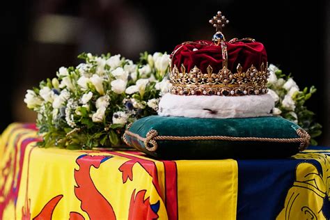 All About Crown On Queen Elizabeths Coffin In Scotland