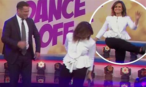 Lisa Wilkinson Suffers A Wardrobe Malfunction Daily Mail Online