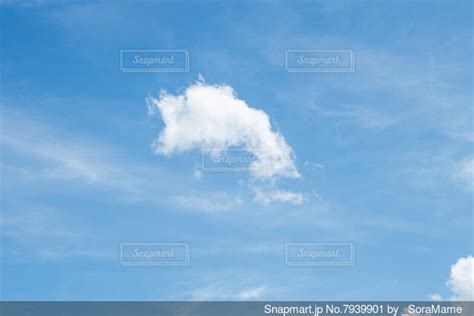 雲のある青空の風景の写真・画像素材 Snapmart（スナップマート）