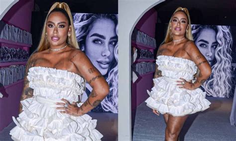 Irmã De Neymar Rafaella Santos Deixa Volume Escapar De Roupão