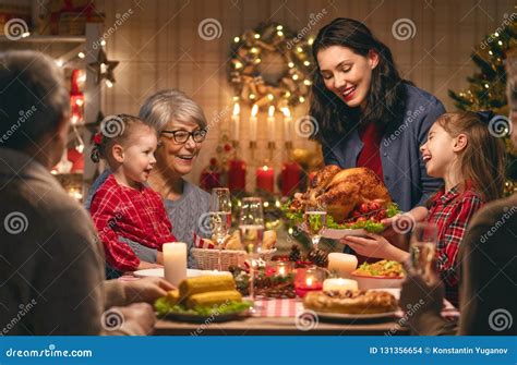 Familie Die Weihnachten Feiert Stockfoto Bild Von Muttergesellschaft