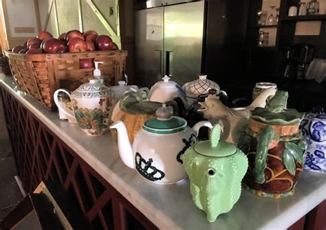2022 Hw Inn Bldg Interior Dining Counter Tea Pots 1189