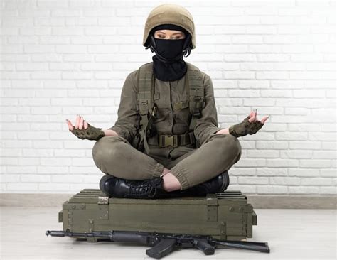 Uma Menina Soldado Em Um Capacete Senta Se Na Posição De Lótus Em Uma