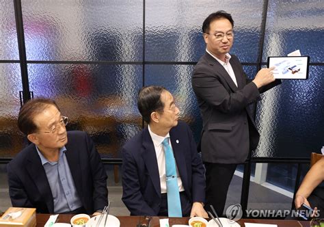 후쿠시마 오염수 방류 현황 보여주는 한덕수 총리 연합뉴스