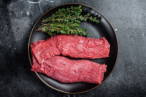 할랄 신선한 양고기 안심 고기 백리향을 곁들인 양고기 등심 필레 검은 배경입니다 상위 뷰 0명에 대한 스톡 사진 및 기타 이미지