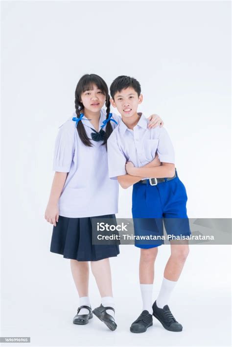 학교로 돌아 가기 하얀 바탕에 학생 유니폼을 입은 아시아 소녀와 소년 태국 학생들 교복에 대한 스톡 사진 및 기타 이미지