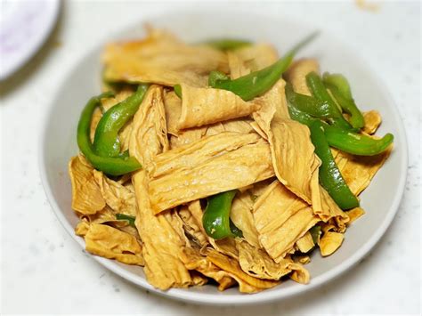 【腐竹炒青椒的做法步骤图，腐竹炒青椒怎么做好吃】投喂姜胖胖下厨房