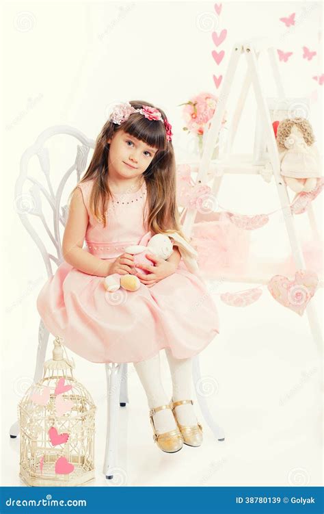 Portrait De Jeune Fille Avec Un Jouet Dans Les Mains De Image Stock Image Du Fille Naissance