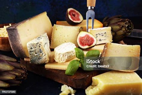 치즈의 다른 종류 다른 치즈와 향신료를 곁들인 치즈 플래터 0명에 대한 스톡 사진 및 기타 이미지 0명 고르곤촐라 과일 Istock