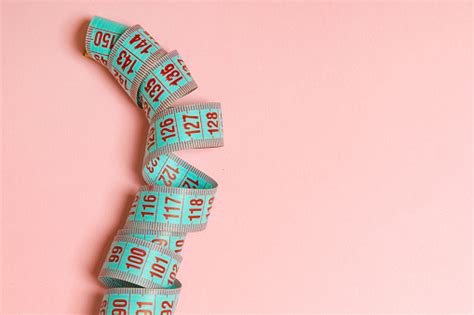 롤드 테이프는 설계공간을 측정합니다 핑크 백그라운드에 슬림 한 허리 컨셉의 상단 보기 가냘픈에 대한 스톡 사진 및 기타 이미지