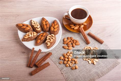 디저트 접시에 아몬드와 캐슈 너트와 작은 케이크 감자 커피 계피 아몬드 헤이즐넛 리넨 냅킨에 캐슈 한 잔 정물 공간을 복사합니다 감자 요리에 대한 스톡 사진 및 기타 이미지