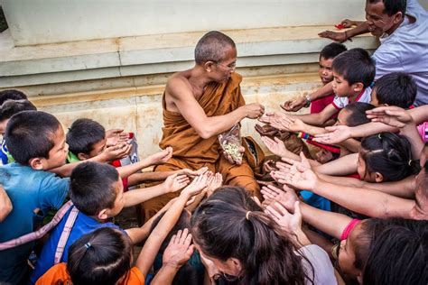 12 Simple Ways To Become More Generous Examples Generosity Tips