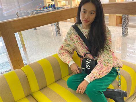 陈冠希变“炫妻狂”，情人节3晒美照表白，一家三口同框似三代人百科ta说