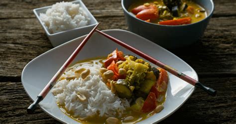Thai Curry Vegetarisch mit Erdnüssen und Kokosmilch einfach lecker