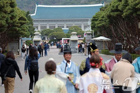 관람객으로 붐비는 청와대 뉴스1