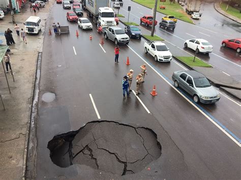 Cratera causa congestionamento na Avenida Torquato Tapajós em Manaus