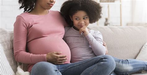 Petite Fille Embrasser Bienveillance Et Embrassant Sa Maman Enceinte