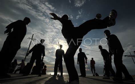 Atraksi Sipak Rago Antara Foto