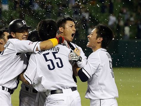 首位・楽天相手に2試合連続サヨナラ。打ち勝つ野球で、西武はまだ死なず！ プロ野球 Number Web ナンバー