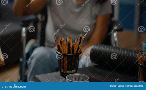 桌上黑色艺术家和艺术铅笔的特写 库存照片 图片 包括有 启发 五颜六色 障碍 证实 仪器 图画 238160250
