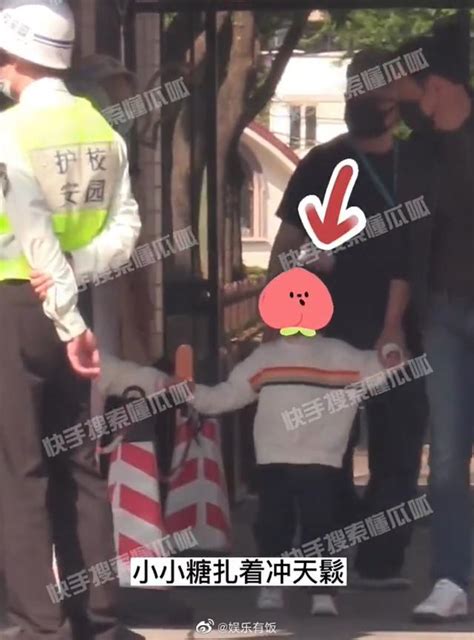 唐嫣父亲接唐嫣女儿放学 孩子和同学挥手告别好可爱新浪图片