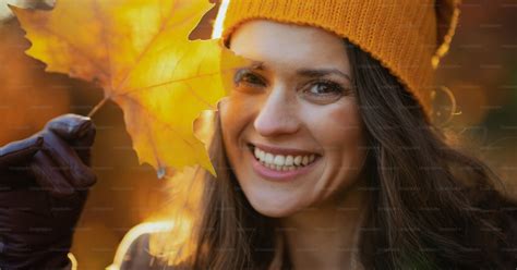 안녕하세요 11월입니다 갈색 코트와 노란 모자를 쓰고 가을 도시 공원의 야외에서 노란 단풍을 쓴 세련된 여성 사진 Unsplash의 건강한 라이프스타일 이미지