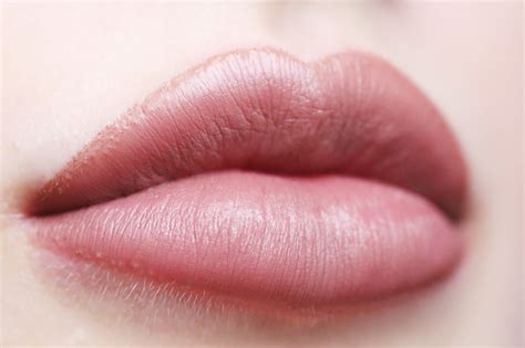 Помады MAC Matte Lipstick в оттенках Styled In Sepia, Heroine, Living ...