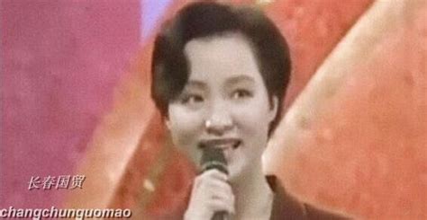 董卿26年前主持旧照曝光，面带笑容端庄文雅，那时还略显婴儿肥凤凰网