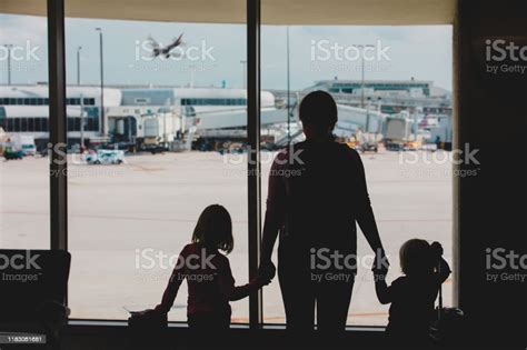 공항에서 비행기를 보고 아이 와 수하물 어머니 가족에 대한 스톡 사진 및 기타 이미지 가족 게이트 공항 Istock