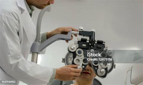 안과 의사는 시력을 측정하기 위해 특수 기계를 사용합니다 25 29세에 대한 스톡 사진 및 기타 이미지 25 29세 2명 55 59세 Istock