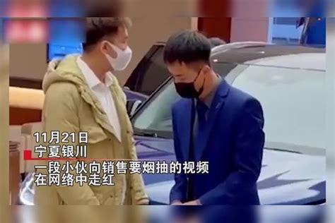 男子在美女旁边拍照时使眼色，路人秒懂立刻配合：男人的暗语眼色路人暗语